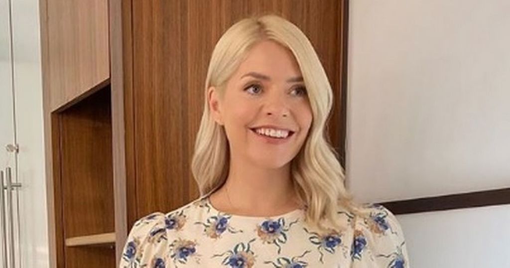 This Morning's Holly Willoughby stuns fans in silky…