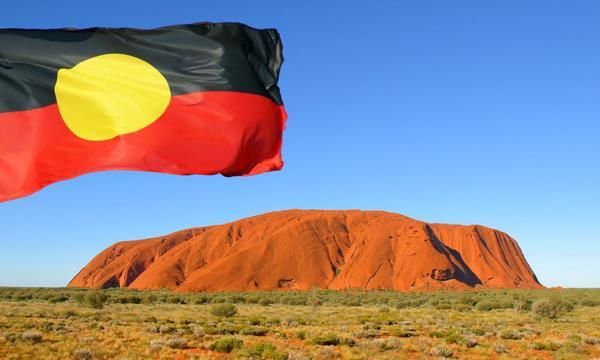 Hundreds gather to celebrate 30 years since Uluru…
