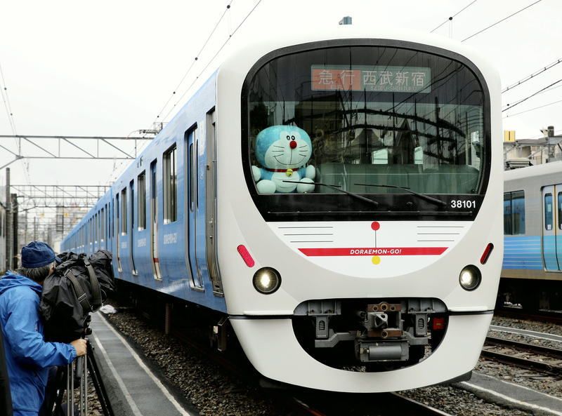 50th anniversary Doraemon train brings cheer to Tokyo…