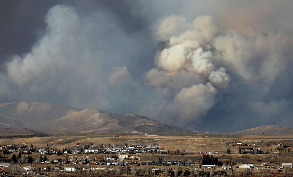 Colorado wildfire jumps U.S. Continental Divide,…