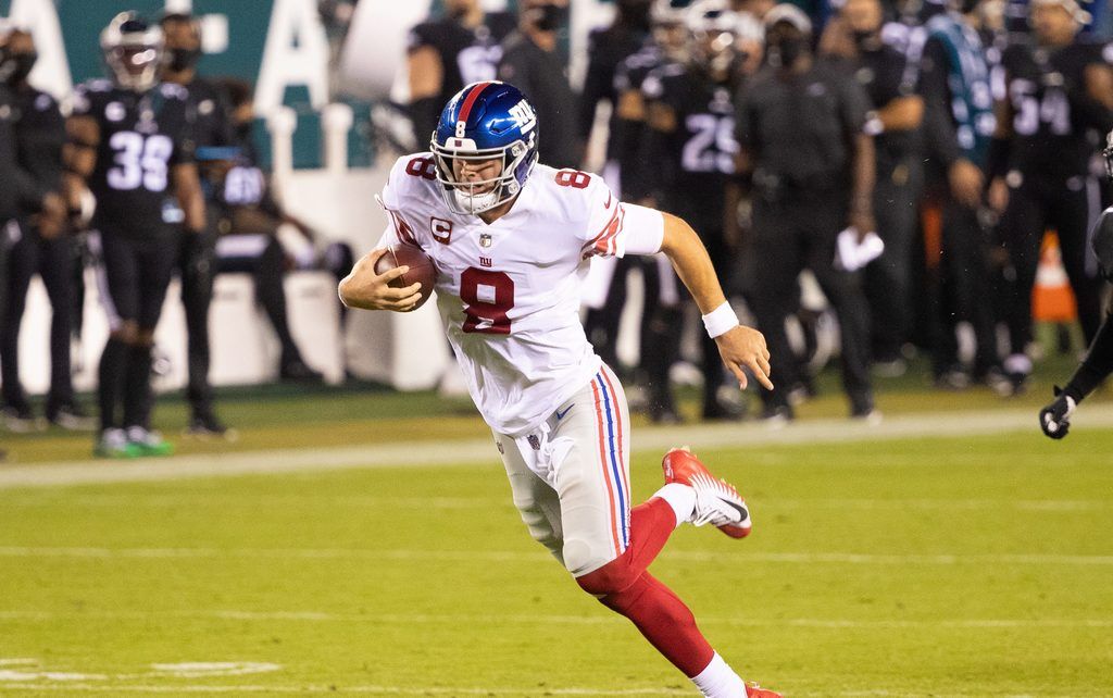 The best Daniel Jones tripping himself memes and jokes