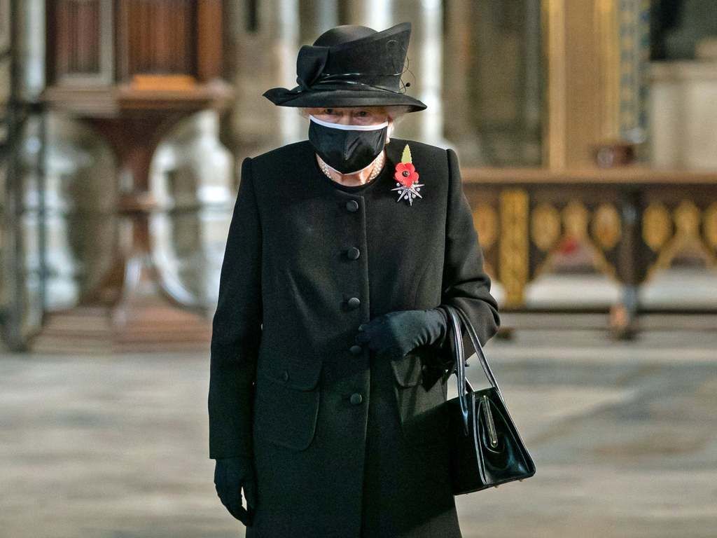 Queen pictured wearing face mask for the first time to…