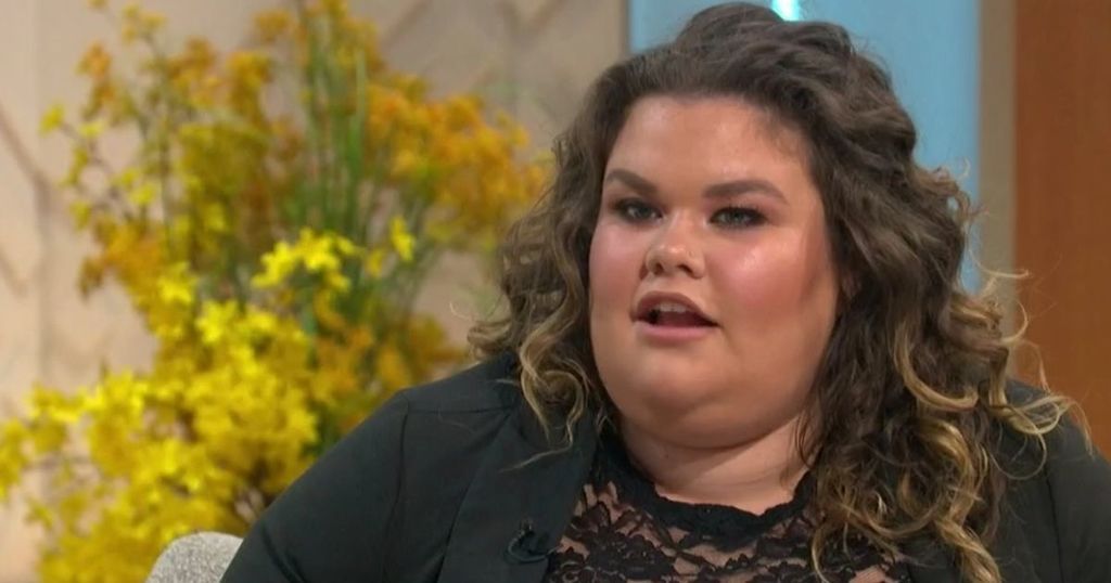 Gogglebox's Amy Tapper proudly shows off 3-stone…