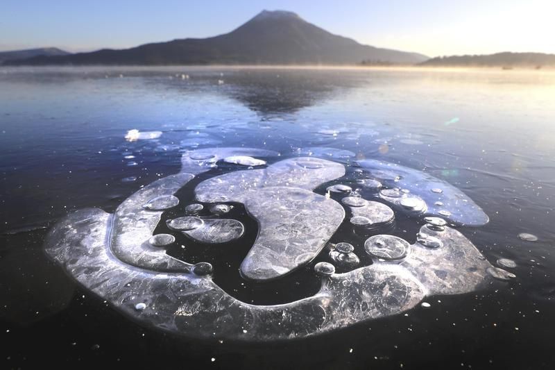 Volcanic gases trapped as ice bubbles in Japan lake