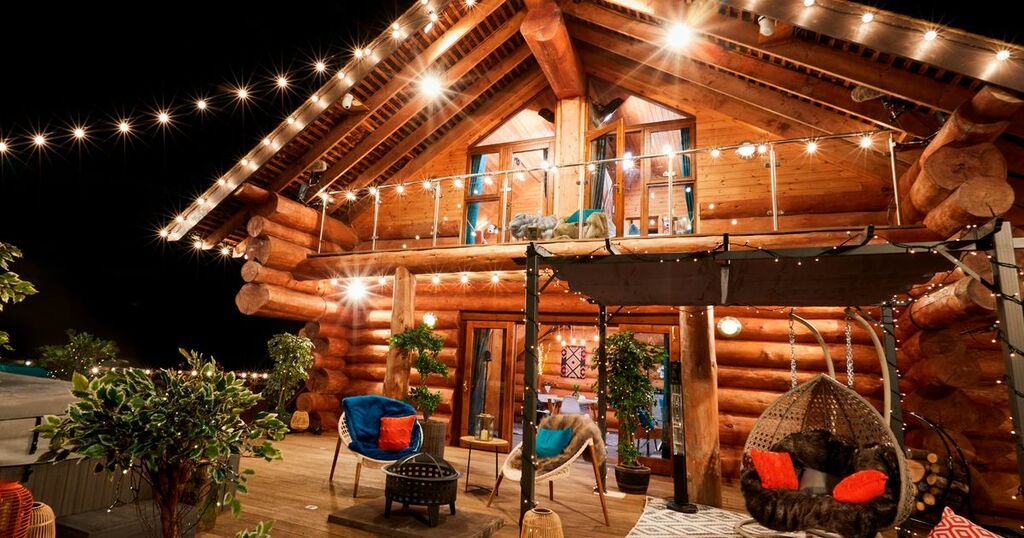How The Cabins on ITV2 works, the cast of singletons…
