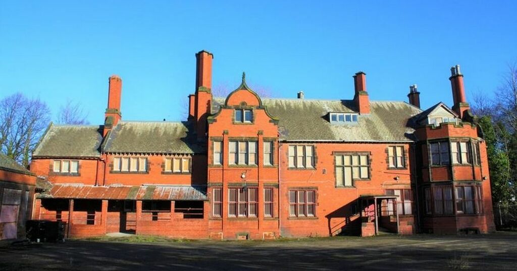 Inside derelict school trapped in the 1980s with…