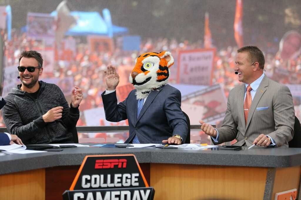 ESPN releases its 2021 Way-Too-Early top 25 CFB…