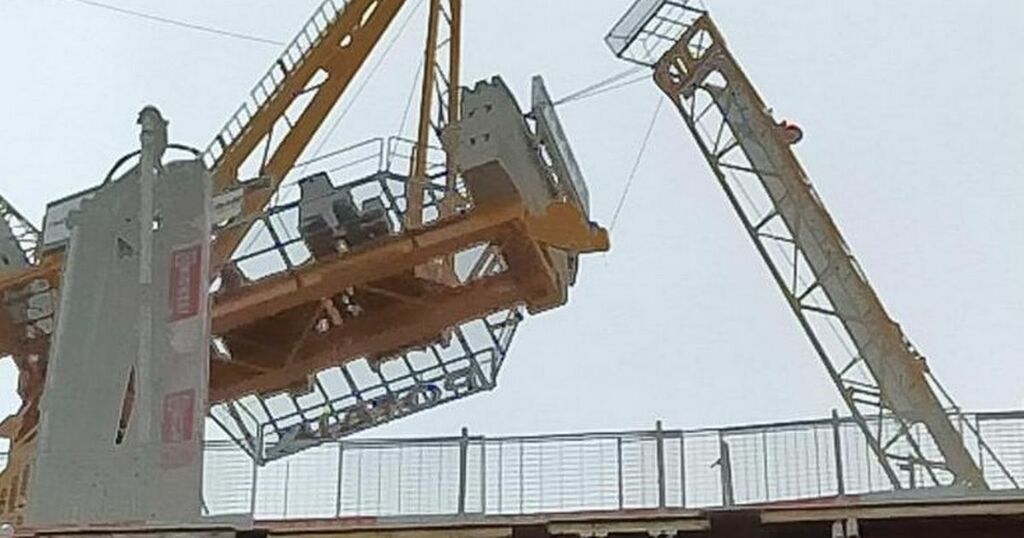 Photos of huge cranes tangled together at Cardiff's…