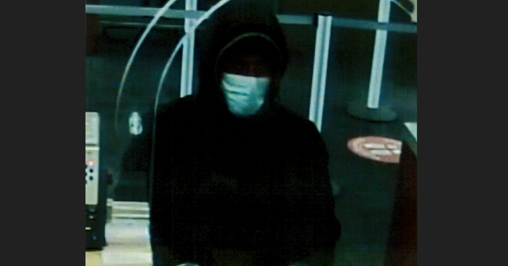 Suspected bank robber arrested after handing over real…