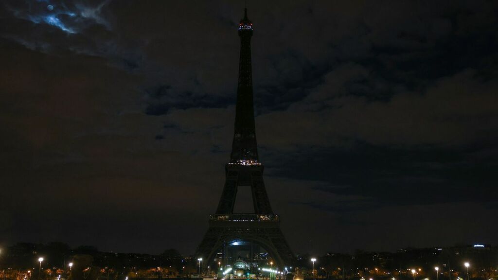 In photos: World's landmarks go dark for Earth Hour