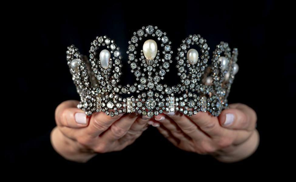 Royal Tiara And World’s Largest Kashmir Sapphire…