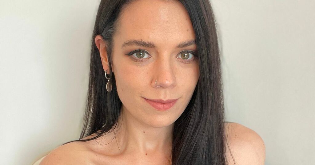 Food-addicted woman too fat to fit in a plane seat…