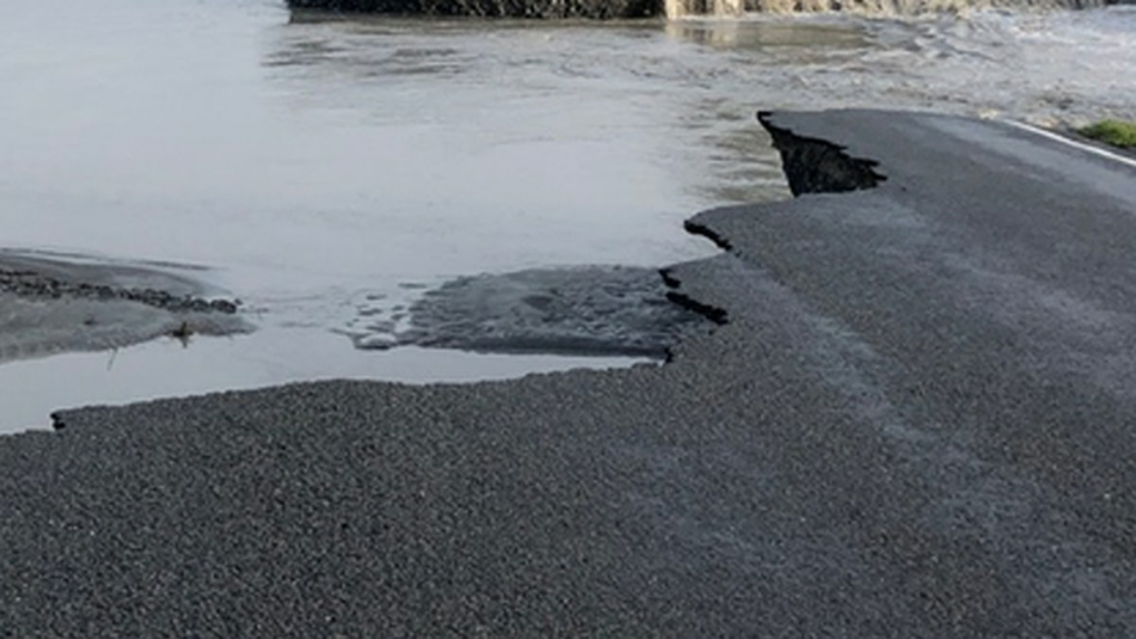 Weather: Canterbury flooding - Ashburton shut off to…