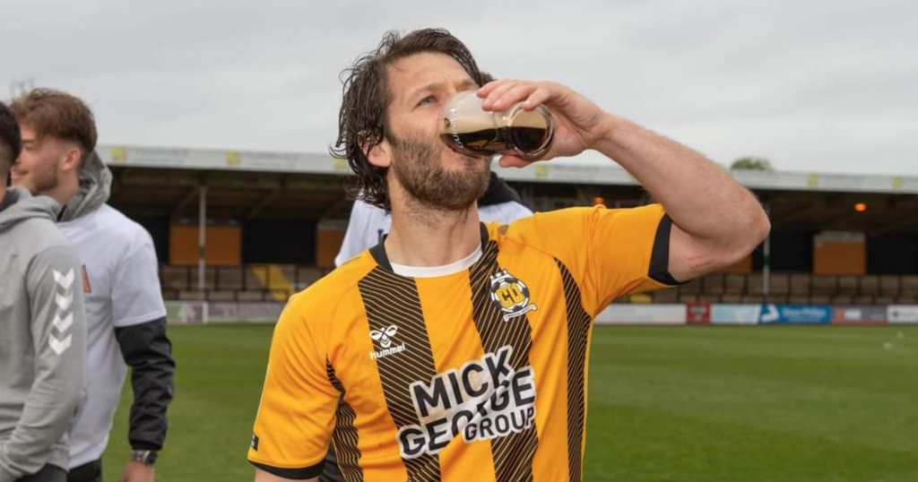 Wes Hoolahan signs one-year extension with Cambridge…
