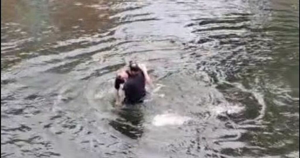 Dramatic footage shows hero passerby rescue drowning…