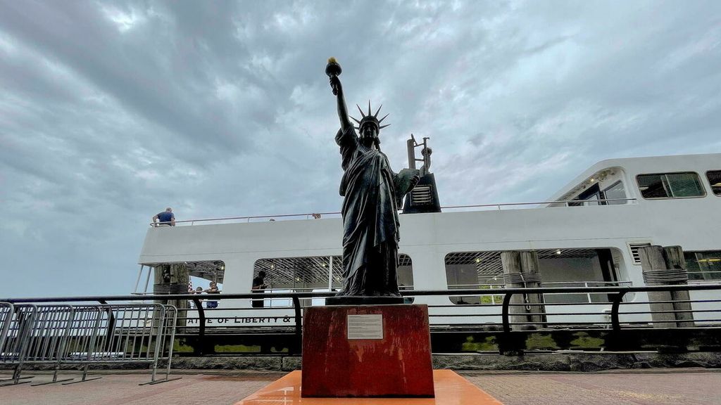Mini Statue of Liberty arrives in the US, retracing…
