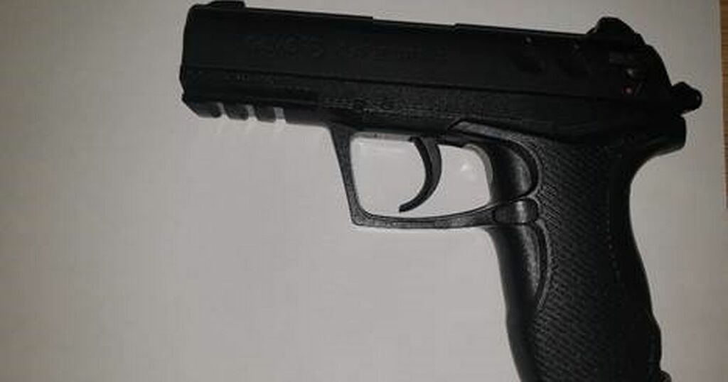 Man and woman found with fake gun after police pull…