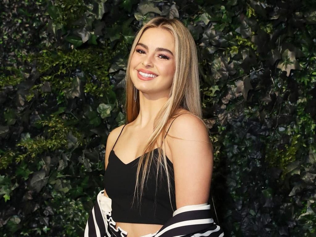 Addison Rae ‘fired’ from UFC reporting gig after…