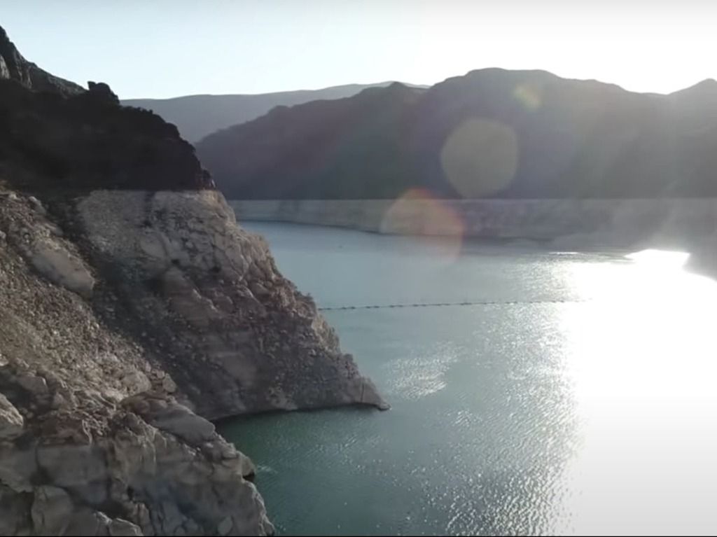 Lake Mead’s ‘bathtub ring’ shows historic water…