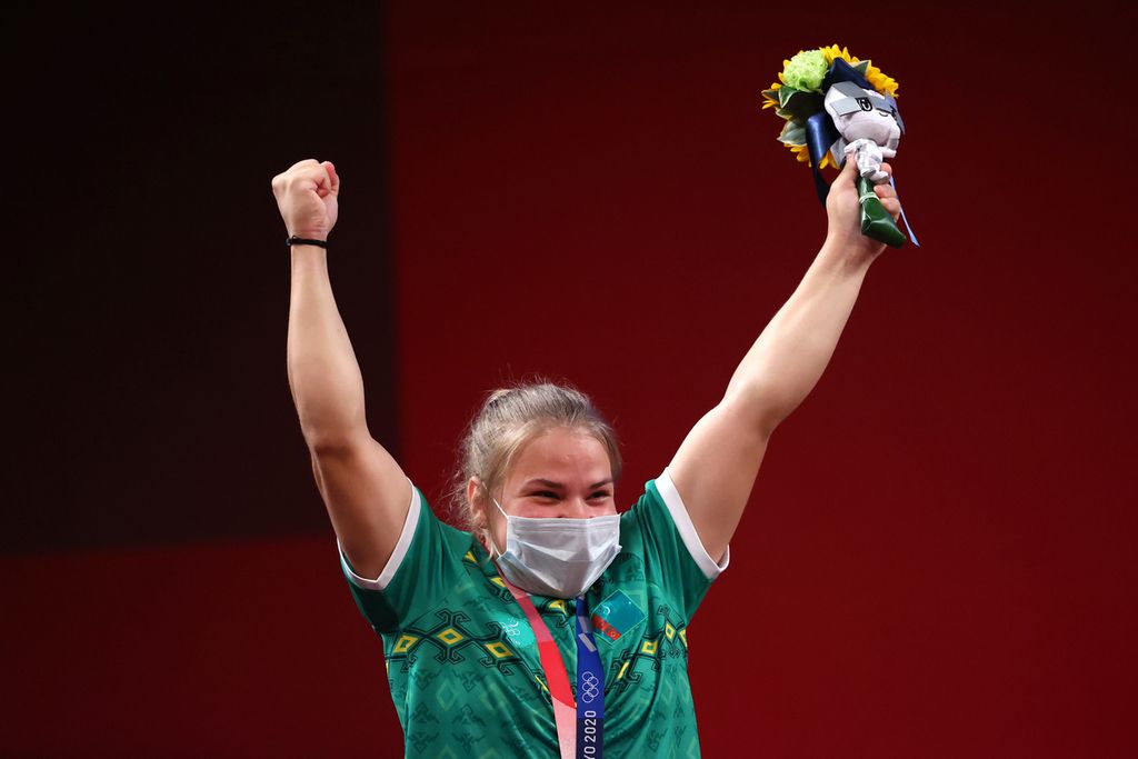 Olympics-Weightlifting-Guryeva makes history with…