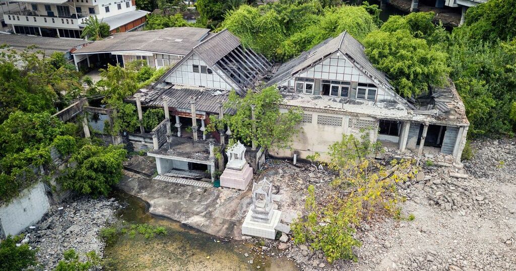 Urban explorer films inside abandoned home where…