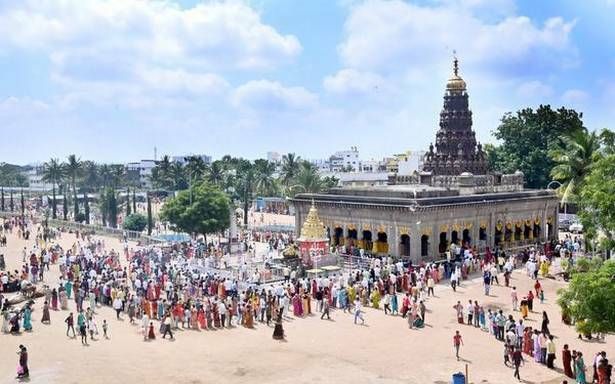 Devotees throng Sharanabasaveshwar temple