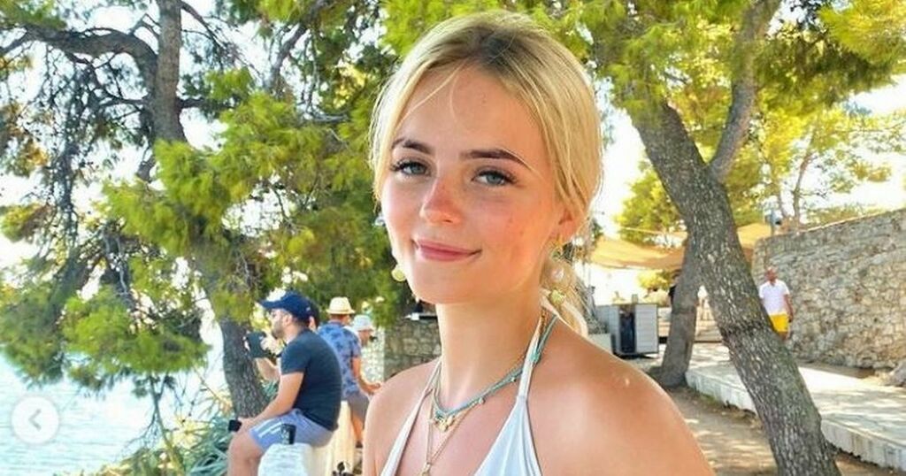 Corrie fans joke where star should be as she looks…