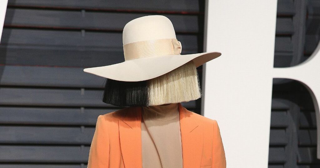 Sia ditches wig and glasses in rare look at her face…