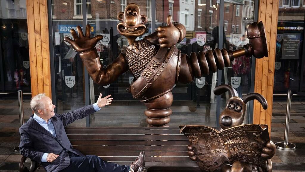 Wallace and Gromit bronze sculpture unveiled in Preston
