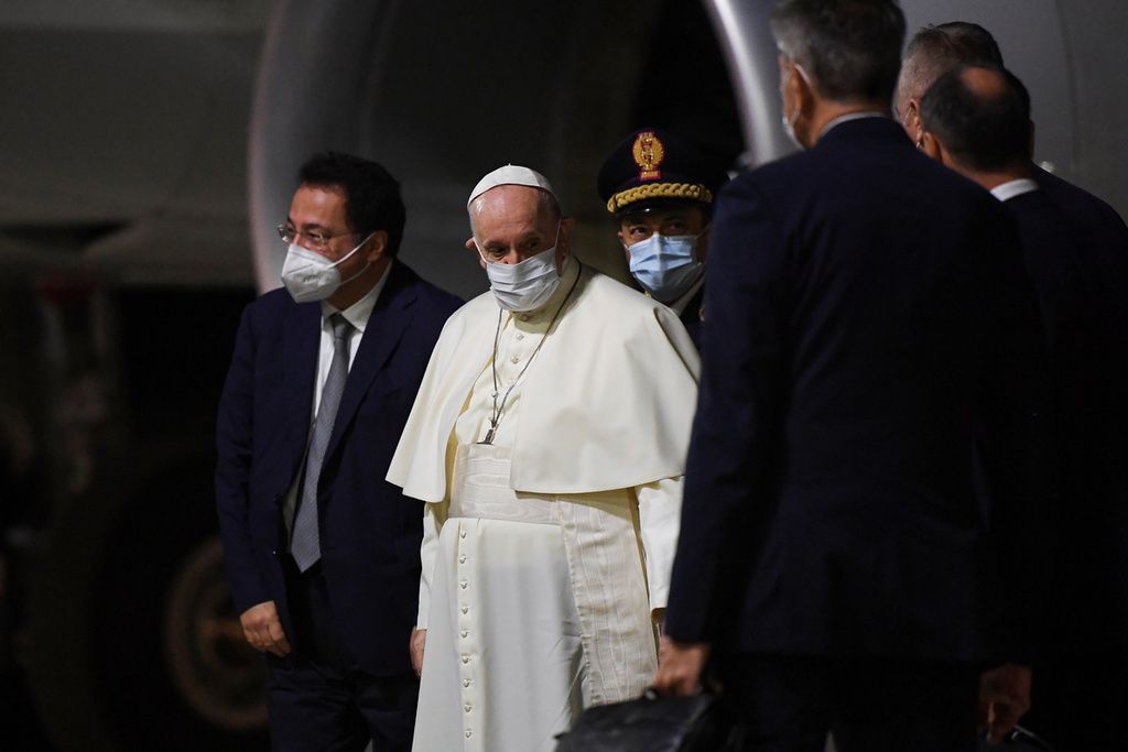 Pope Francis arrives in Hungary for lightning visit