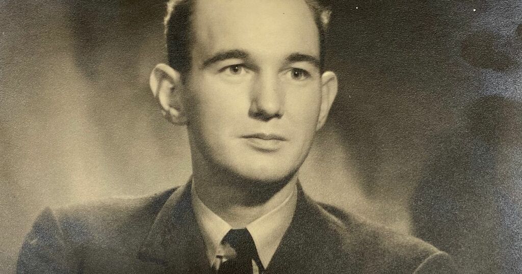 Medals of WW2 RAF pilot who got crew home while plane…