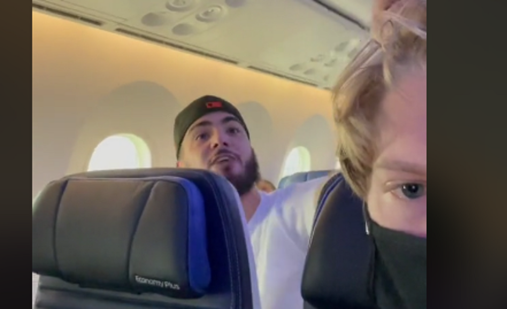 Passenger who refused to wear mask pulled from plane…