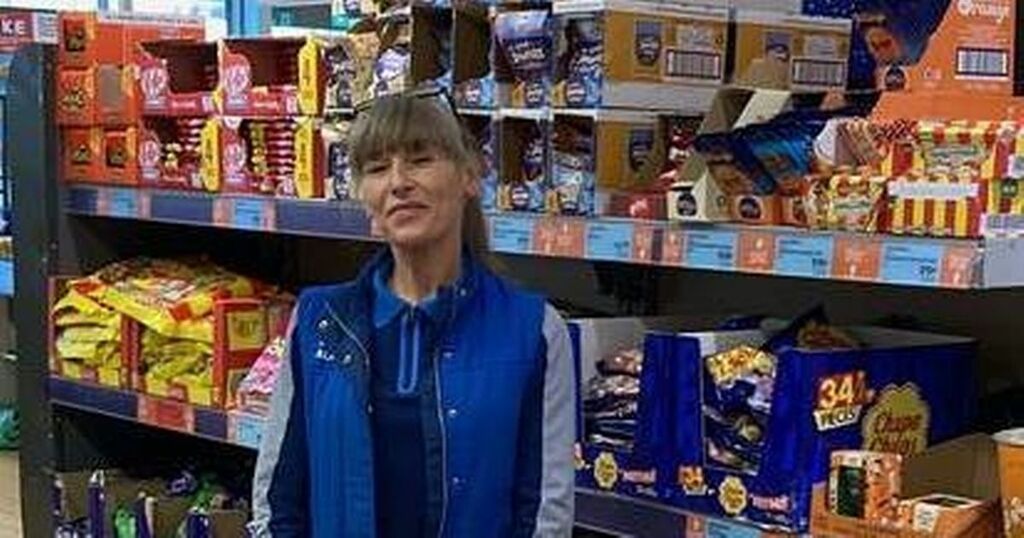Aldi worker in Ayrshire celebrates 25 years working…