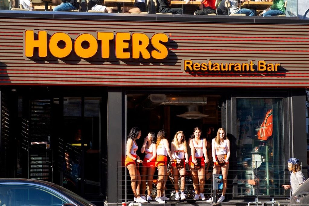 ‘World’s first plus-size Hooters’ sparks debate about…