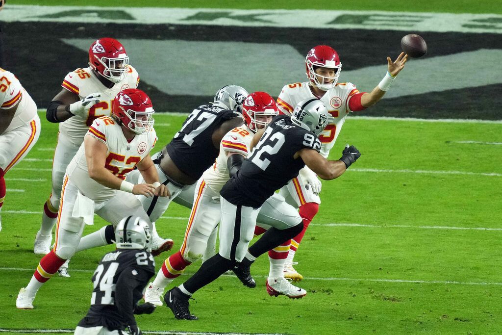 Patrick Mahomes throws completion with left hand