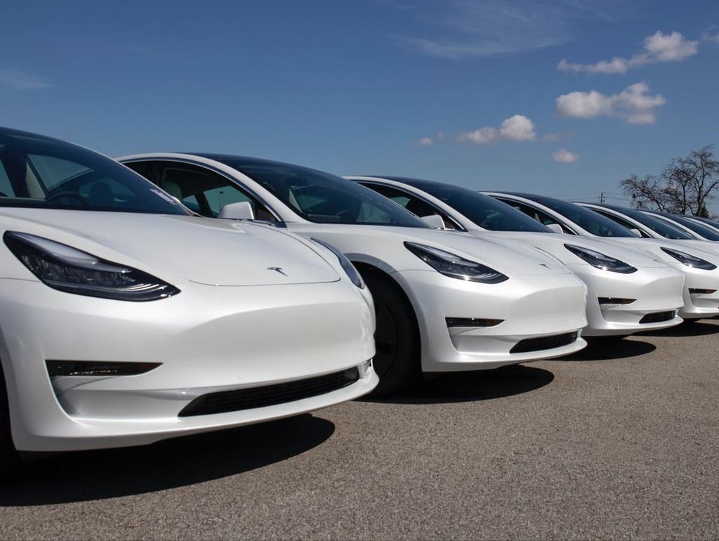 Woman gives birth to baby in Tesla on autopilot