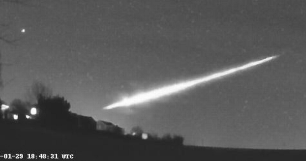 Edinburgh locals stunned as incredible meteor falls…