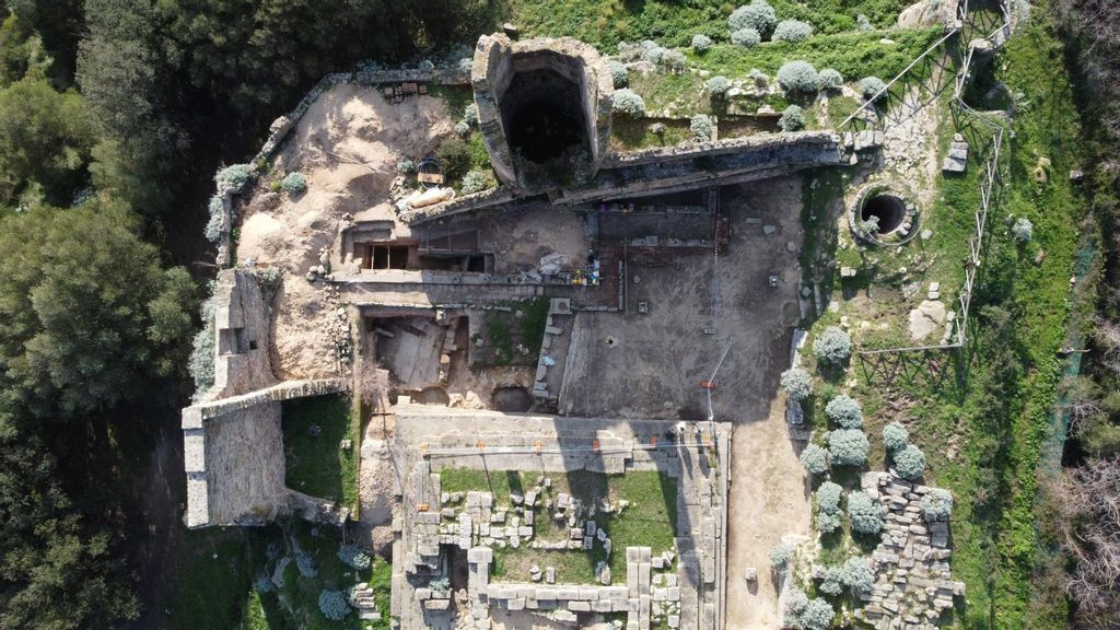 Acropolis Wow! Ancient Helmets Point To Early Temple…