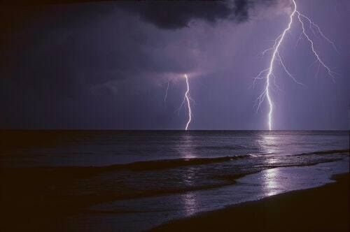 Look! This 477-mile-long lightning bolt is the longest…