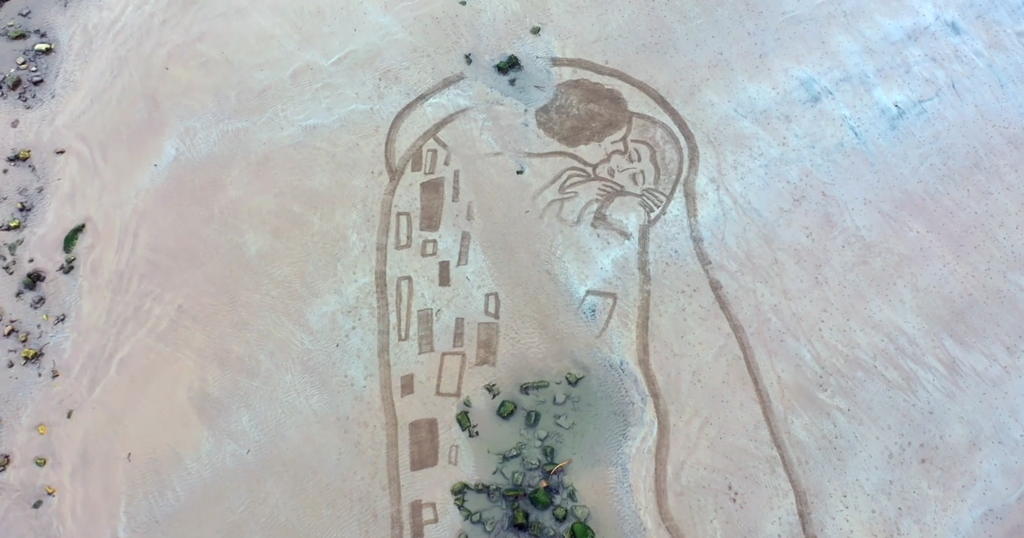 Artist recreates Gustav Klimt's The Kiss on beach…