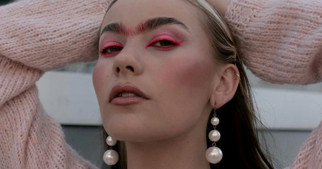 Model ditches tweezers and embraces unibrow as it's…