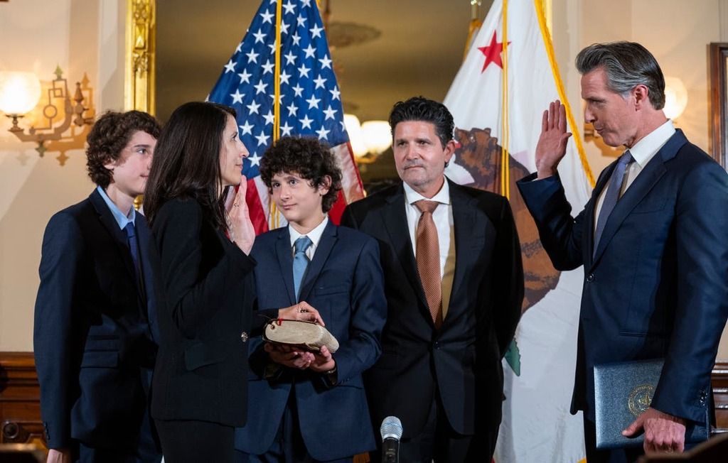 1st Latina justice takes seat on California Supreme…