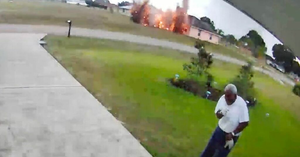 Incredible video shows moment lightning strikes ground… Incredible video shows moment lightning strikes ground…