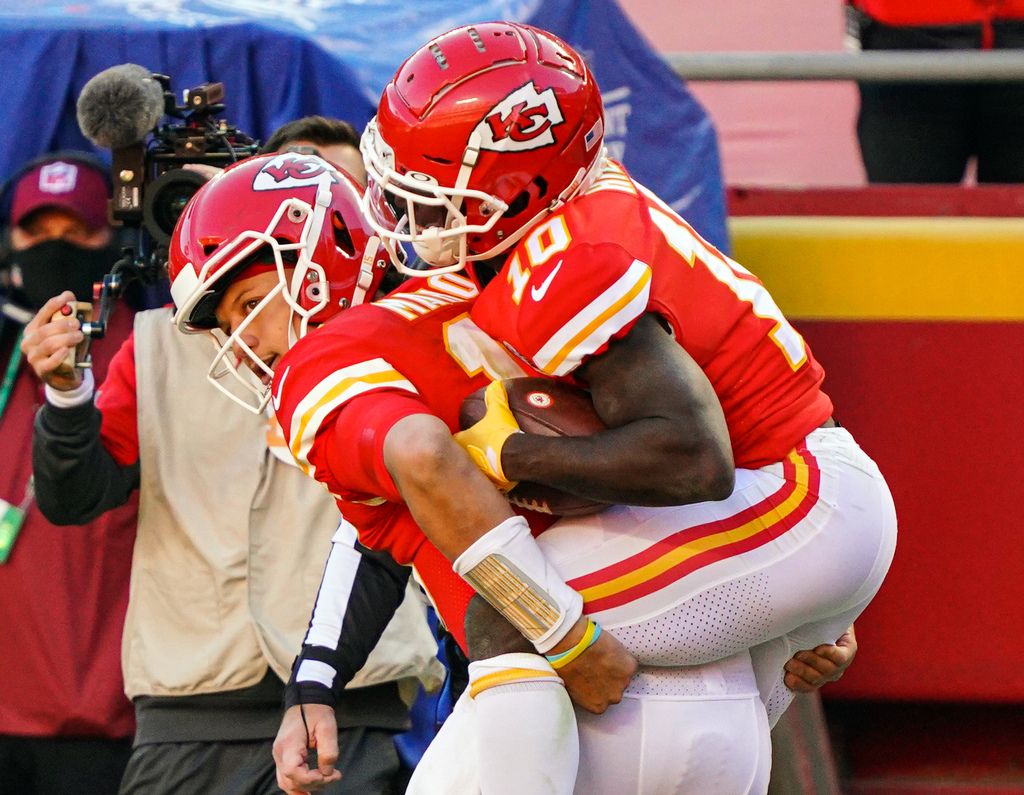 Former Chiefs WR Tyreek Hill discusses his…