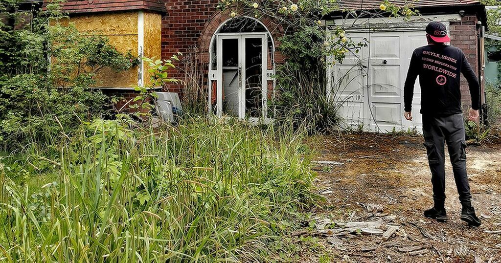 Inside creepy abandoned WW2-era home where owners…