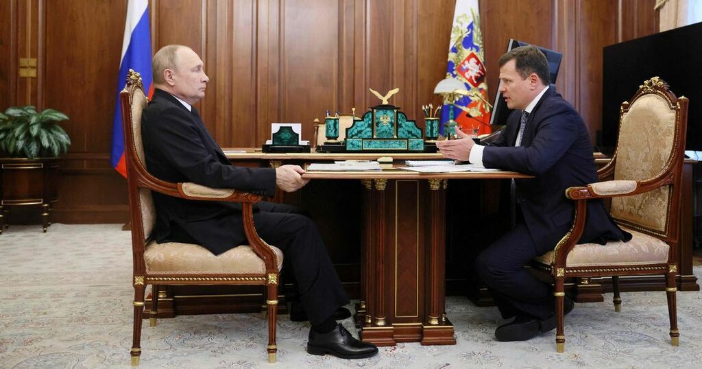 Vladimir Putin grabs table so hard his hand bulges…