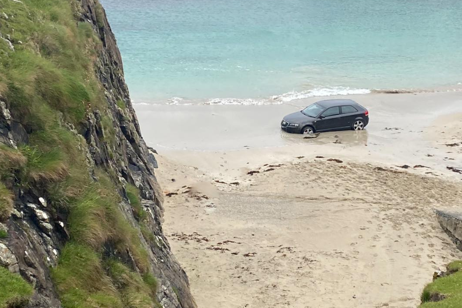 Car gets stuck in sinking sand on Scottish beach