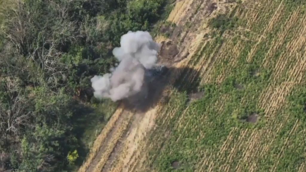 Russian Tanks Hit Head-On By Ukrainian Firepower…