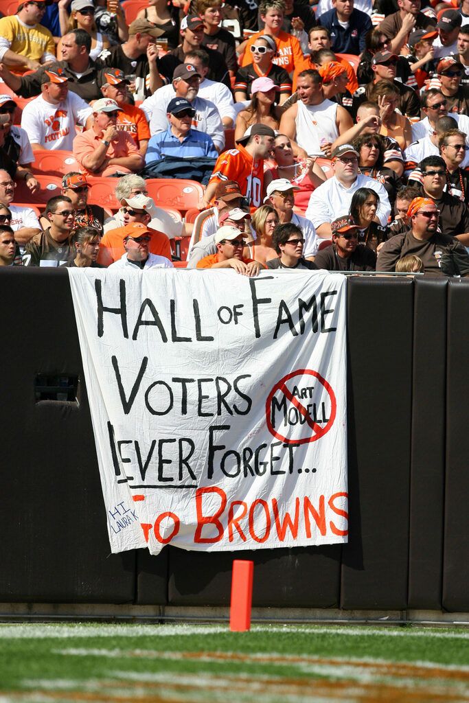 Former Browns owner Art Modell once again a…