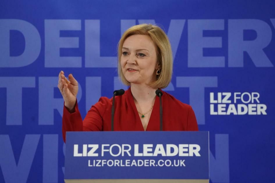 Watch Liz Truss 'get lost' while leaving her own…